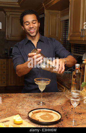 Corbin Bleu bénéficiant d'action de grâce et en sirotant des cocktails ...
