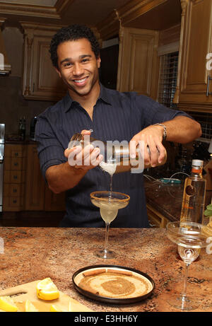 Corbin Bleu bénéficiant d'action de grâce et en sirotant des cocktails ...