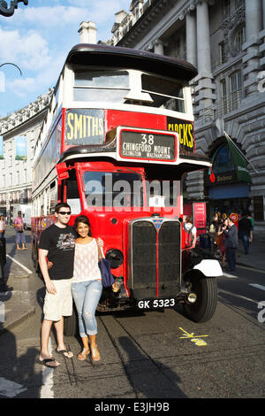 Les bus rouges emblématiques de Londres. Véhicule ancien qui faisait ...
