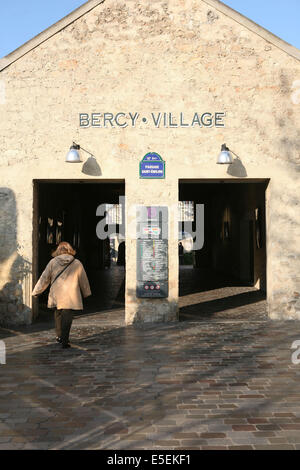 France, Paris, Cour Saint Emilion, le centre commercial de Bercy ...