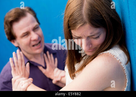 L'homme agressif afficher un comportement violent et de violence ...