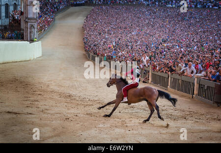 La course de chevaux Palio de Sienne sur la Piazza del Campo, Sienne ...