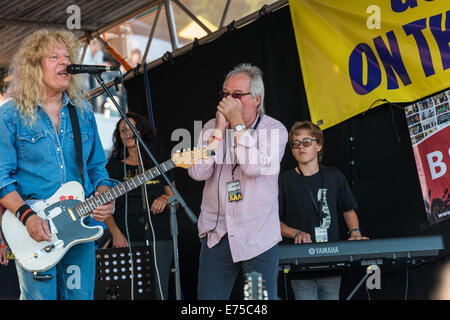 STATUS QUO UK groupe de rock en 1984. De gauche à droite : Rick Parfitt ...