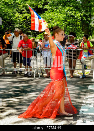 Les jeunes femmes de Porto Rico dans le parc près de Fort San Felipe ...