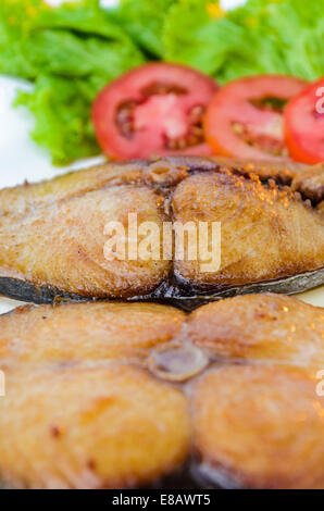 Morceau de chair de poisson de thazard fried arrosé de sauce Photo ...