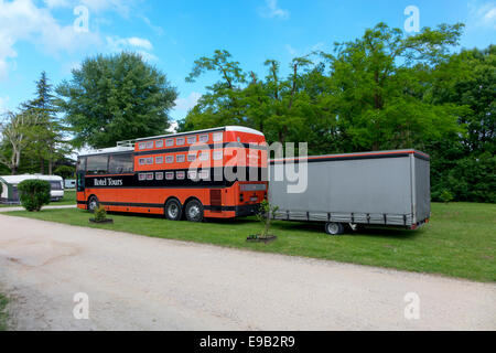 Rotel Allemand à impériale de bus et remorque à vélo garés au camping ...