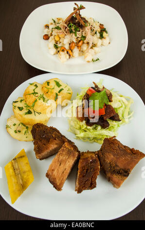 Fritada avec mote con chicharron de porc frites grillées hominy corn ...