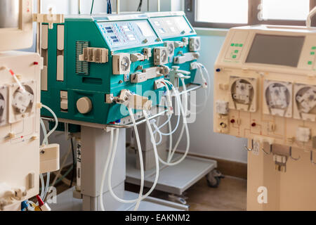 L'appareil de dialyse rénale. Le sang qui coule dans les tubes d'un ...