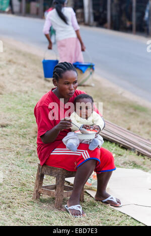 Une femme malgache avec son bébé. Antananarivo, Madagascar Photo Stock ...