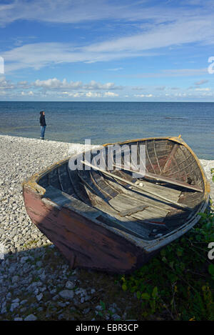 Vieille barque pourrie à la plage avec la mer en arrière-plan Photo ...