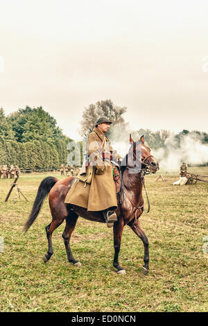 Cavalier polonais ride son cheval lors de la bataille de Lomianki ...