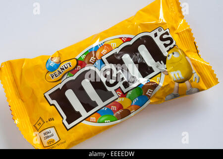 Un paquet de M&M's peanut sur fond blanc Banque D'Images, Photo Stock ...