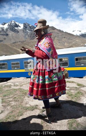 Femme péruvienne dans la robe traditionnelle de la laine de filature à ...