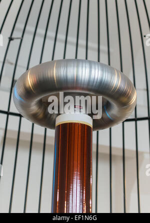 Transformateur résonnant dans la cage de Faraday. Bobine de Tesla Photo ...