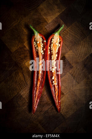 Poivron rouge coupé en deux Photo Stock - Alamy