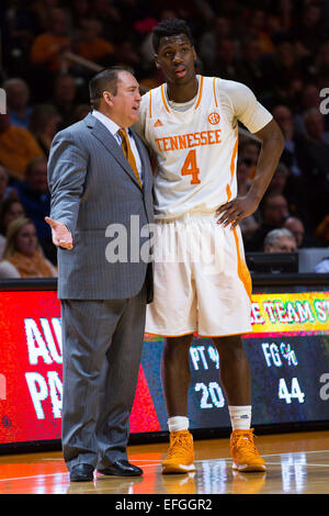 03 février 2015 : L'entraîneur-chef Donnie Tyndall des bénévoles du ...