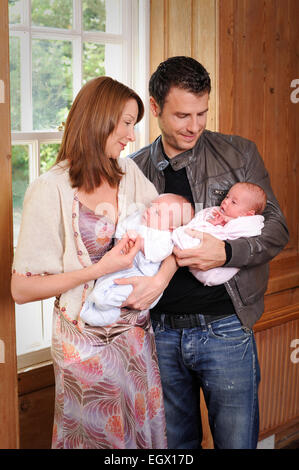 Acteur Jason Durr et épouse Kate Charman et leurs jumeaux Felix et de ...