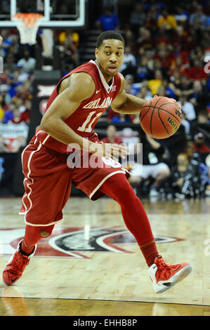 Oklahoma guard Isaiah Cousins (11) drives by West Virginia guard Tarik ...