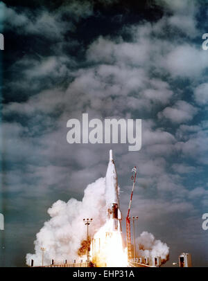 Un lancement d'essai de missile Atlas capturé à partir de la collection ...