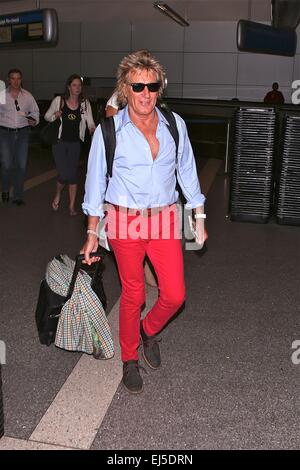 Rod Stewart portant un pantalon rouge arrive de l'Aéroport ...
