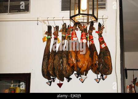 Jambon suspendu dans un restaurant à Grenade Espagne Photo Stock - Alamy