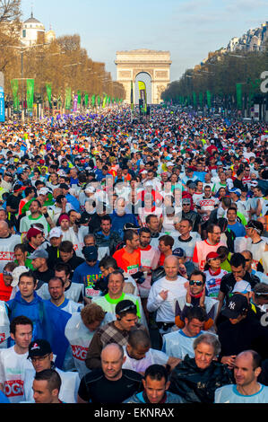 Paris, France. Marathon, grandes foules scène aérienne d'en haut ...