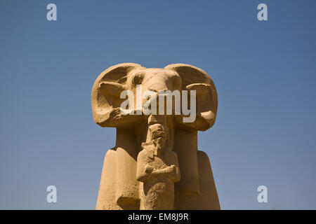 Vue de la statue de sphinx à tête de bélier, symbole du dieu Amon, avec ...