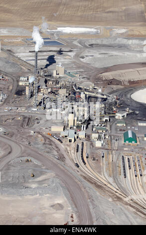 Une vue aérienne d'une installation de transformation du phosphate où ...