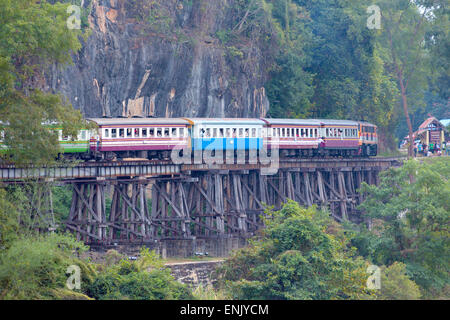 La Rivière Kwaï traversant le viaduc de Wampoo sur le chemin de fer de ...