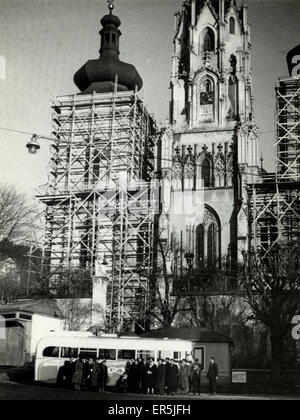Friends Ambulance Unit (FAU) Vintage Leyland bus, Mariazell Photo Stock ...