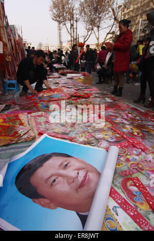 Les gens achètent chinois 'Chunlian" qui sont utilisés pour la fête du ...