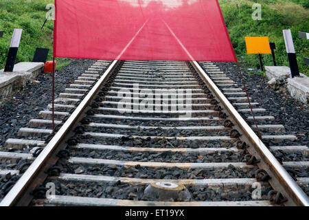 Drapeau rouge sur le signal de la voie d'arrêter le train Photo Stock ...