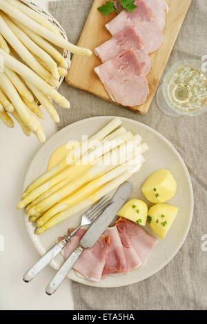 Asperges aux pommes de terre, jambon bouilli et sauce hollandaise Photo ...