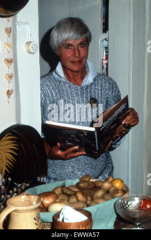 Barbara Rütting Deutsche Schauspielerin in der Küche mit ihrem Buch ...