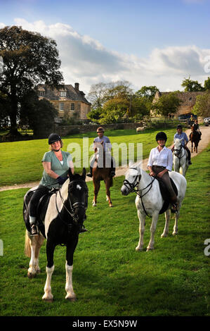 Groupe d'amis à cheval dans la mer à l'île de Barry, Vale of Glamorgan ...