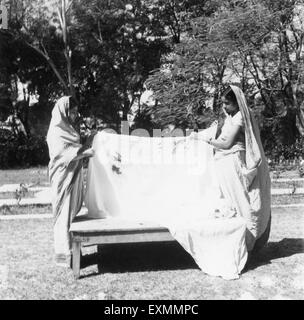 Abha Gandhi et Manu Gandhi ; maintenant la robe tachée de sang dhoti ...
