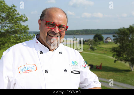 Le célèbre chef Alain bosse sur le pont de son domicile à Pictou, en ...