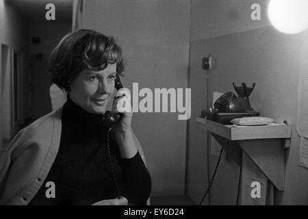 Deutsche Schauspielerin Doris Schade am Telefon, Deutschland 1960 er ...