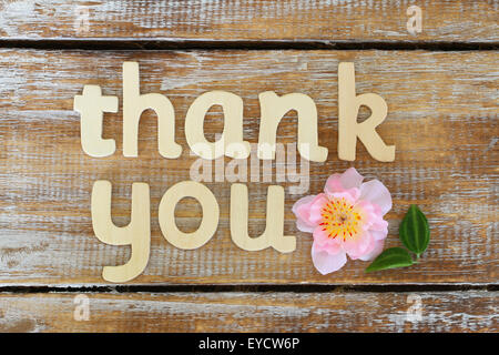 Merci écrit avec des lettres de bois sur la surface rustique merci ...