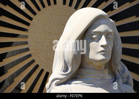 La tombe de Dalida Memorial dans le cimetière de Montmartre à Paris ...