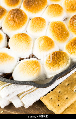 Dip Smores préparé avec grosses guimauves dans la poêle en fonte Photo ...