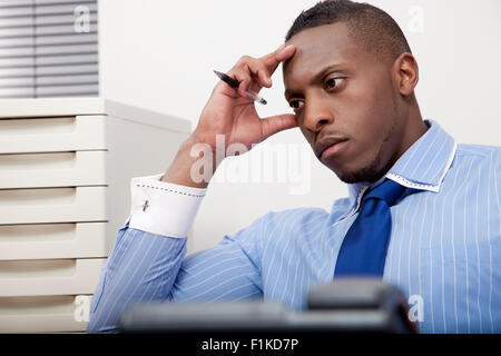 Un homme noir de réfléchir à son bureau Photo Stock - Alamy