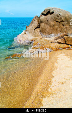 L'Asie en Thaïlande Kho Tao Bay isle white beach rocks pirogue et mer ...