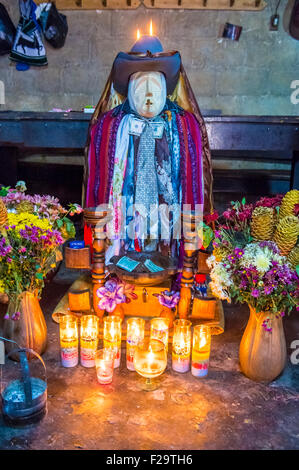 Culte d'El Maximon à Santiago De Atitlan, Guatemala saint Maximon/devil ...