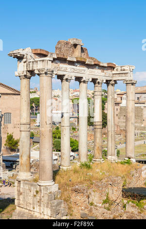 Les colonnes sont les ruines du temple de Saturne, un temple au dieu ...