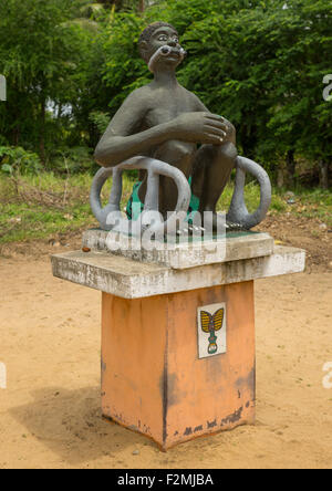 Le Bénin, Ouidah, statue sur la route historique de l'esclavage Photo ...