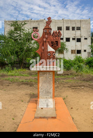 Le Bénin, Ouidah, statue sur la route historique de l'esclavage Photo ...