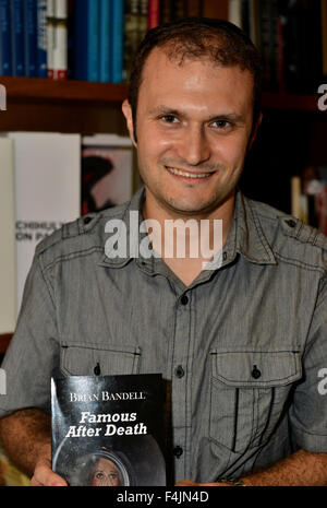 Brian Bandell examine et signe des exemplaires de son livre 'célèbre après la mort' Featuring ...