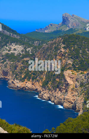 Pointe robuste à Cap de Formentor vu du Mirador es Colomer sur la côte nord de Majorque, Iles ...