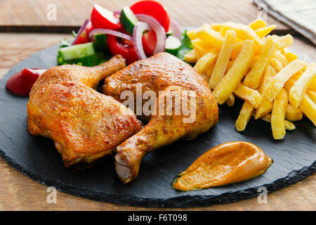 Cuisse de poulet frites et salade Photo Stock - Alamy